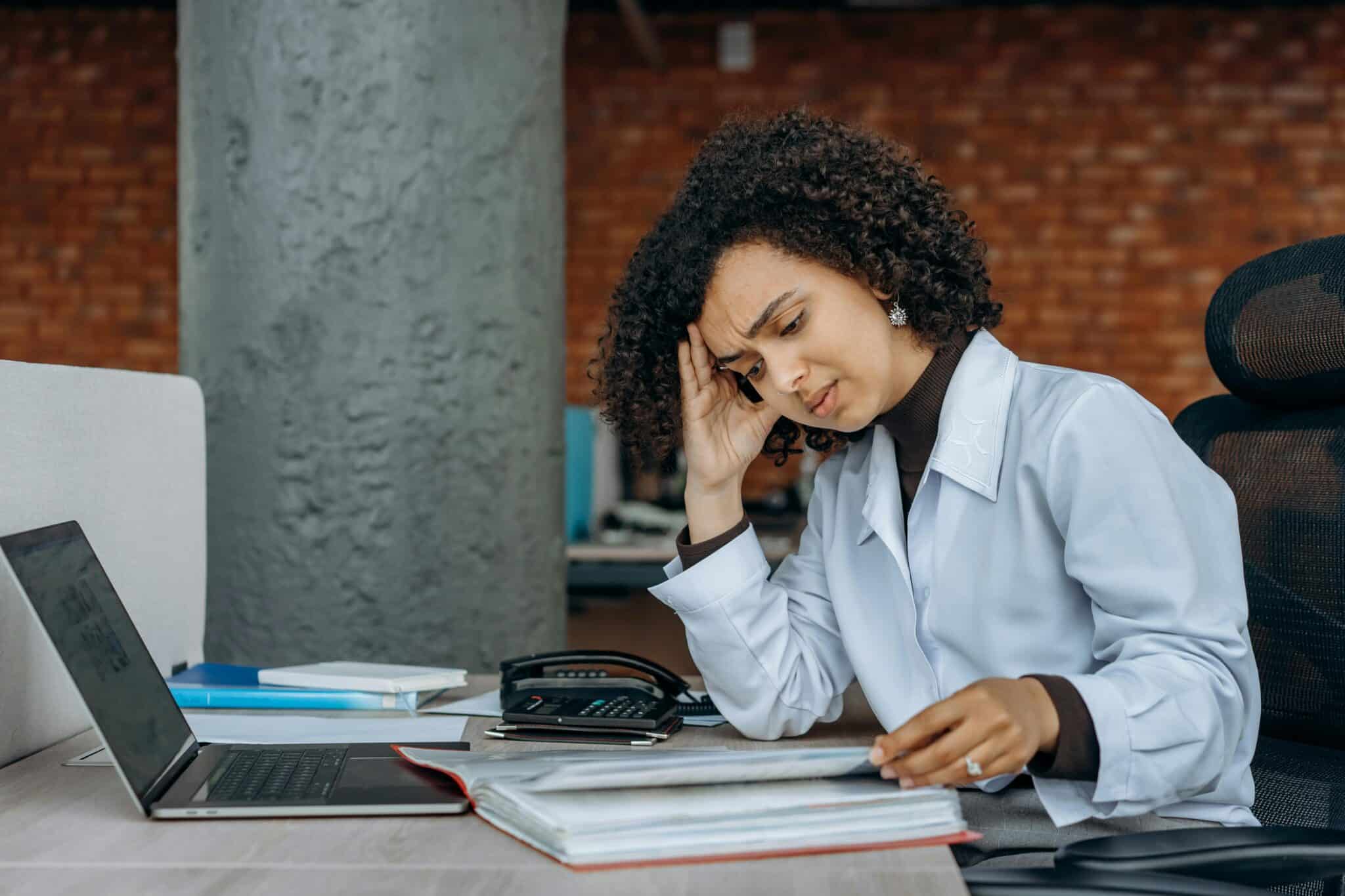 26 Subtle Workplace Mistakes That Could Be Costing You Big Time - Cha ...